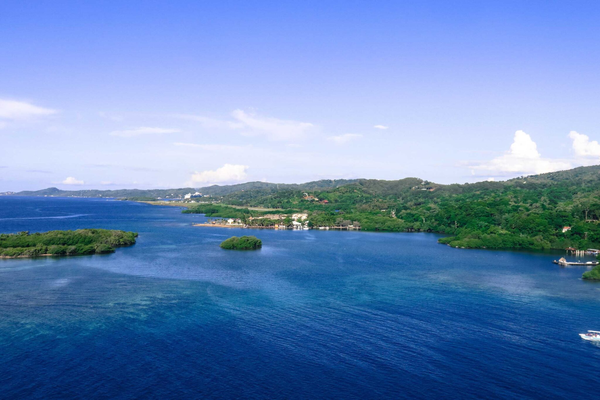 Cruise Into Roatan, Honduras | A World To Live